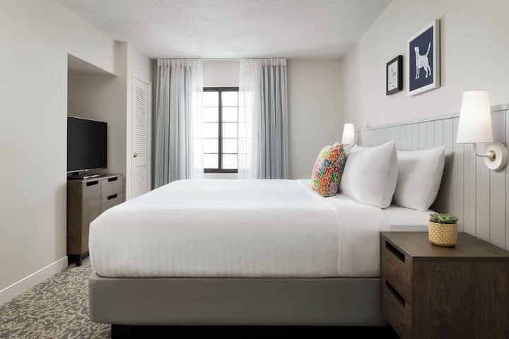 Enjoy Comfort & Convenience At This Modern Thornhill Suite With Swimming Pool - Markham