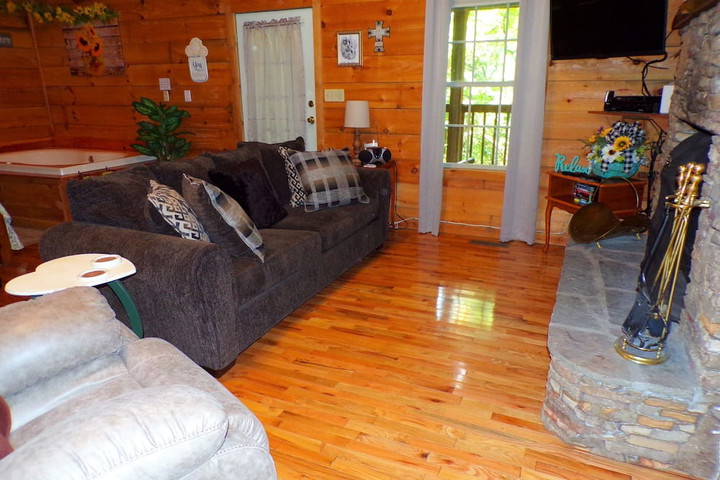 Very Romantic Cabin  Near Cades Cove, Wifi, Hot Tub, Jacuzzi, Sauna - Townsend, TN