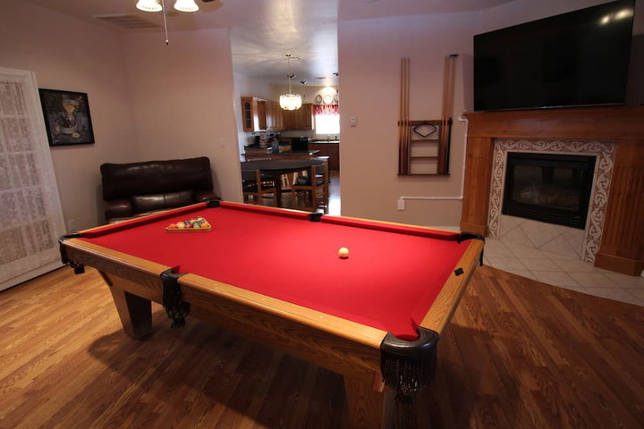 Well-stocked And Spacious W/ Hot Tub, Pool Table, Firepit And Fast Wifi - Farmington, NM