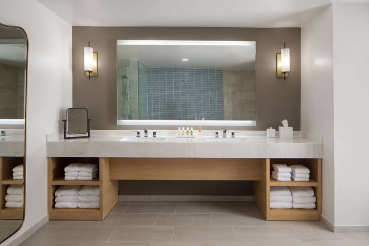 Spacious Suite W/ Private Lanai | Beachfront Retreat W/ Airport Shuttle - Lihue, HI