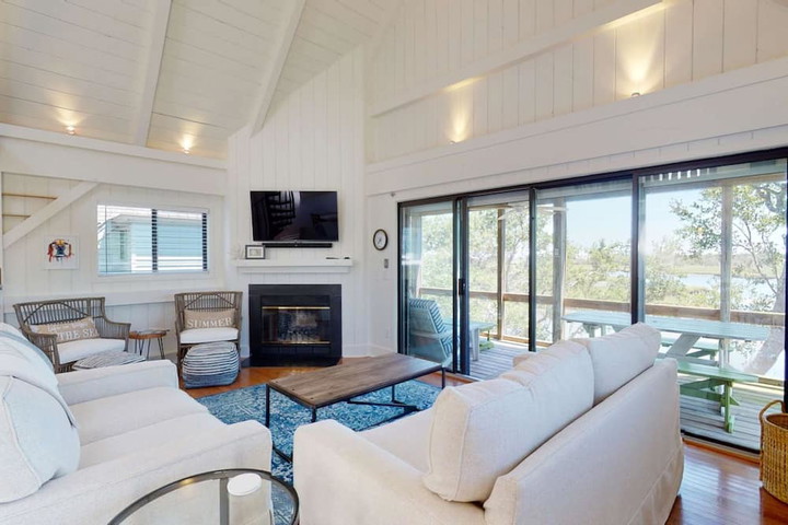 Marsh + Bhi Creek Views, Dog Friendly Timbercreek Upper Unit W/pool, Kayaks, Bhi Club + Golf - Bald Head Island, NC