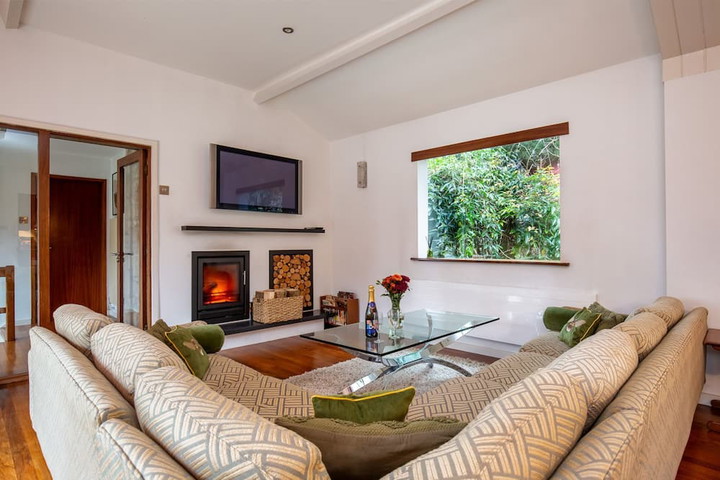 Beautifully Presented Dog Friendly Holiday Home In The Cotswolds With A Hot Tub And Swimming Pool - - Nailsworth