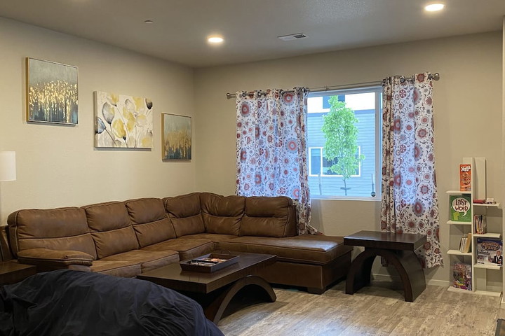 Modern Comforts: 3-bedroom Townhome W/ 2 Kid Friendly Community Pools - Wellington, CO
