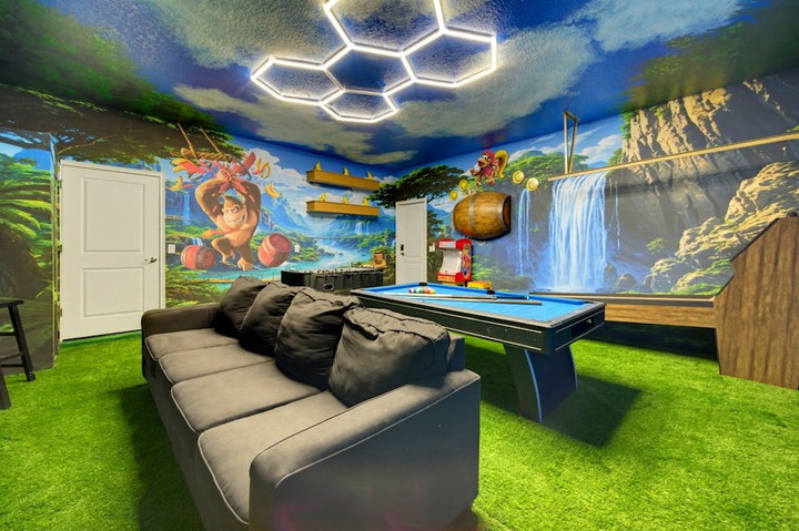 9br Themed Villa: Private Pool, Bunk Slide, Theater & Game Room - Davenport, FL