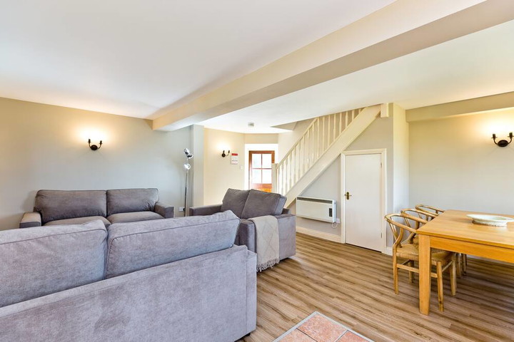 Edale Cottage With Shared Swimming Pool - Leicestershire