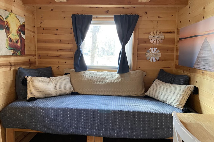 Relaxing Lakefront Farm Tiny Home - Land O' Lakes, FL