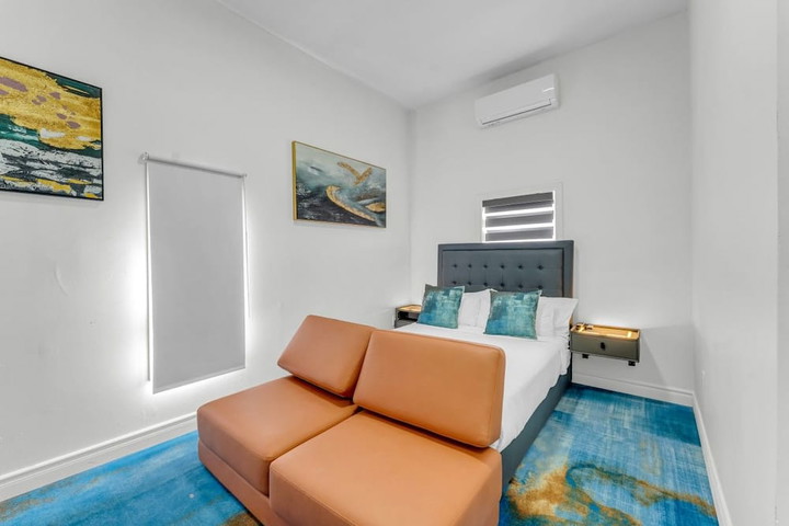 Elite Double Room With Sofa; Boutique Hotel Trinity Bellwoods, Downtown Toronto - Lakeshore