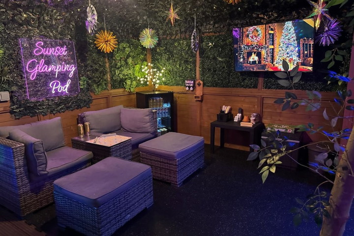 Finn Village Sunset Glamping Pod Private Hot Tub Vip Lounge - Loch Lomond, United Kingdom
