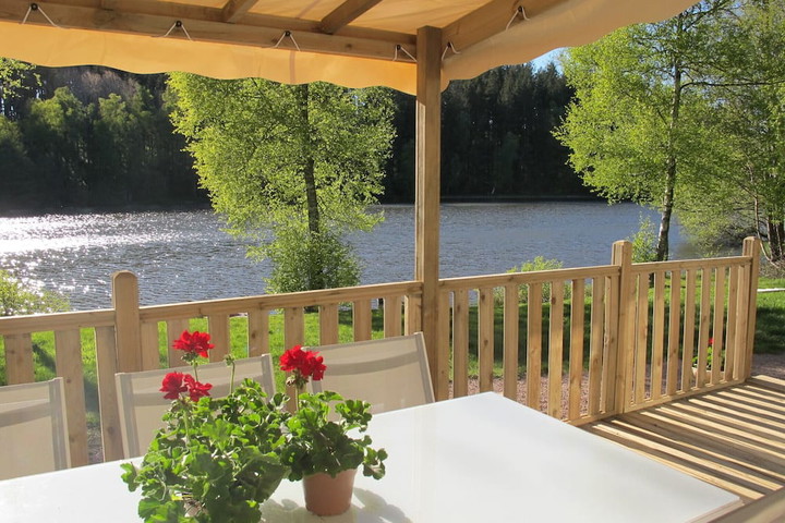 Mobil Home Tout Confort Avec Terrasse Au Bord D'étangs De Pêche ; Barque. - Nièvre