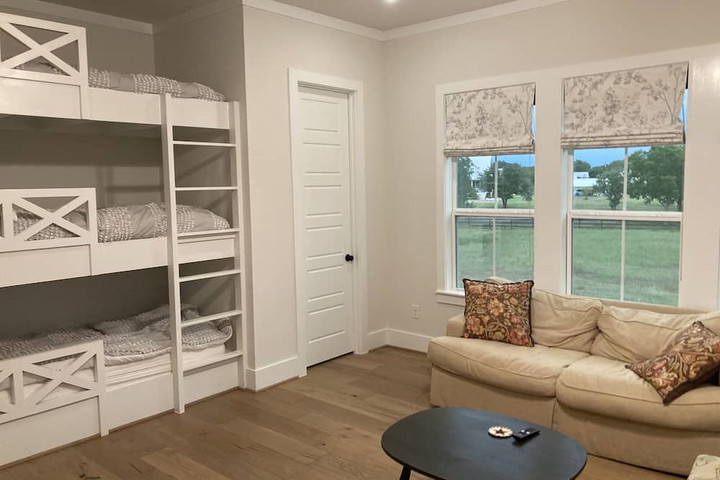 Spacious 4 Bedroom House - 3/4 Mile To Round Top Center! - Round Top, TX