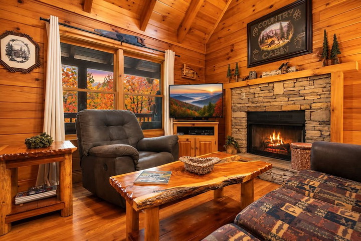 Mountain Cabin With Hot Tub, Pool Table & Fire Pit - Pigeon Forge, TN