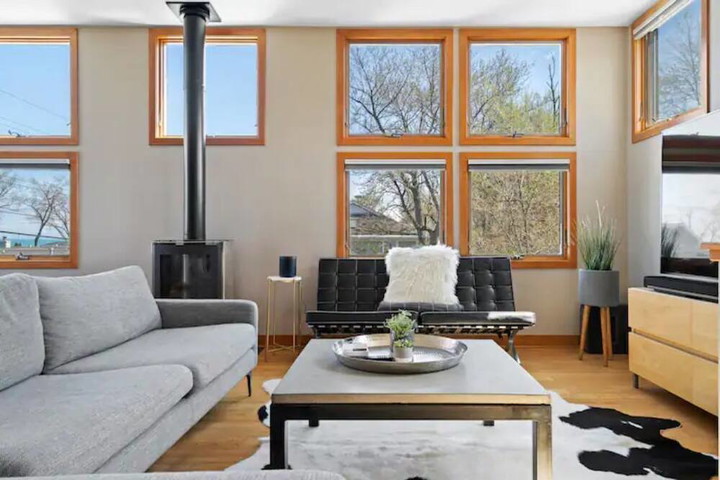 Rivera House-fun And Comfort Steps From The Beach - Hobart, IN