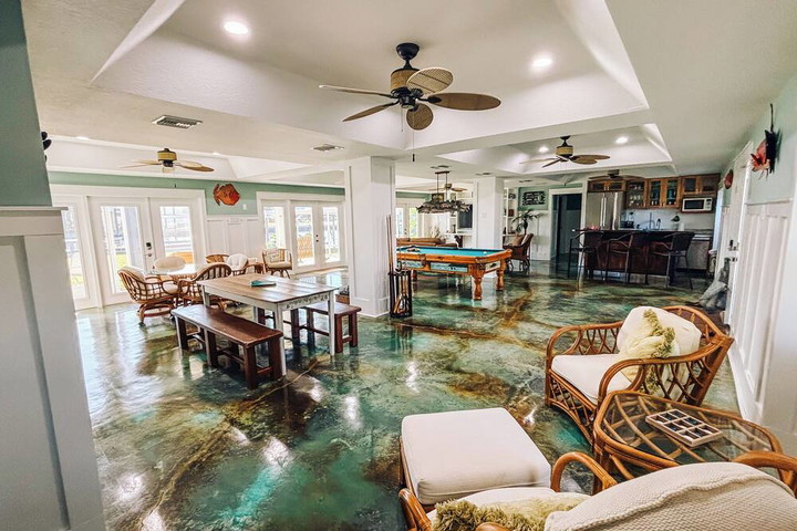 Spacious 5-bedroom Waterfront Estate On The Crystal River With A Pool And Dock! - Crystal River, FL