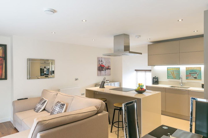 Lily Pad - 2-bed Apartment With River Views - Stamford