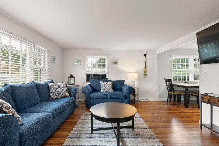 Modern Falmouth Home Close To Water And Town - Martha's Vineyard, MA