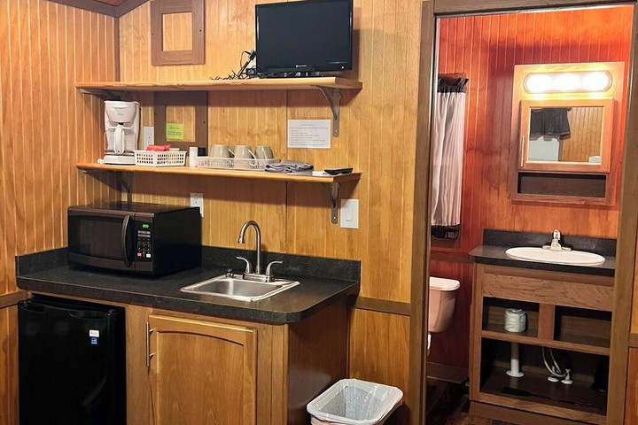 Creekside Cabin Steps Away From Blount's Creek! - North Carolina