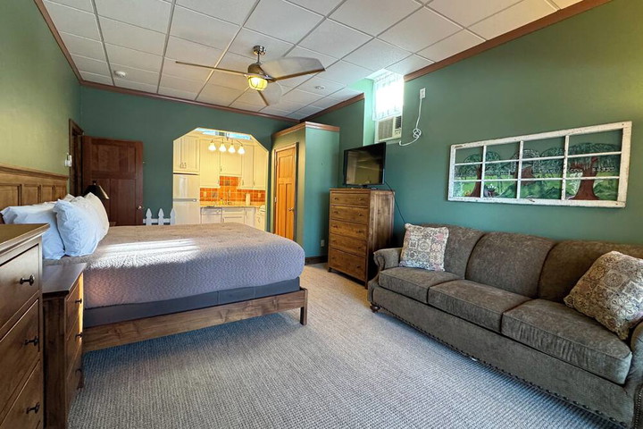 The Lodge At Warner Bay, Lake George Retreat For Up To 20 People - Lake George, NY