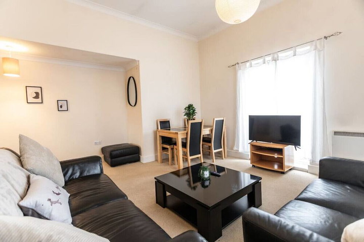 Central Location*long Stay Discounts*free Parking - Swindon