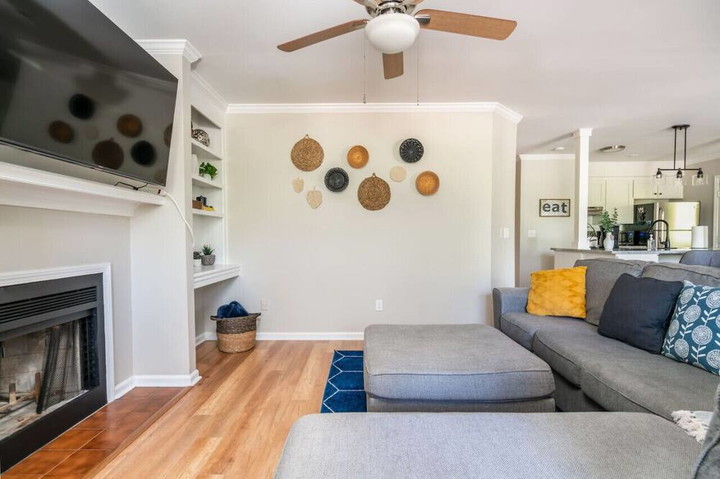 Charming Upstairs Apt In Irmo | 3 Br | Sleeps 6 - Lexington, SC