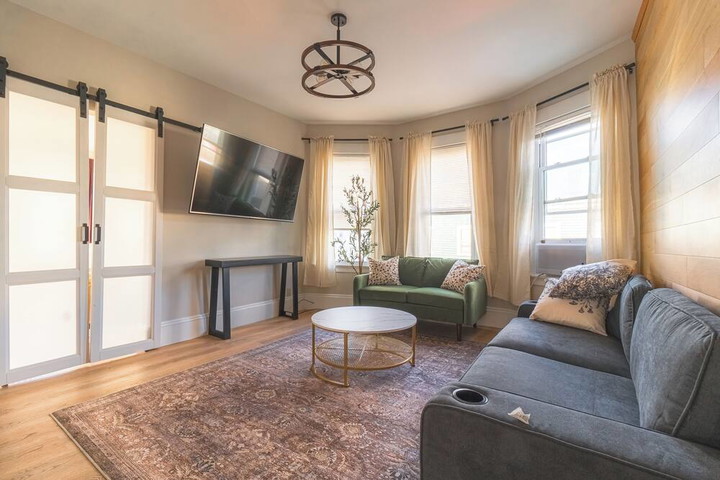Charming 4 Bdr - 10 Min Walk To Downtown & Free Parking! - Salem, MA