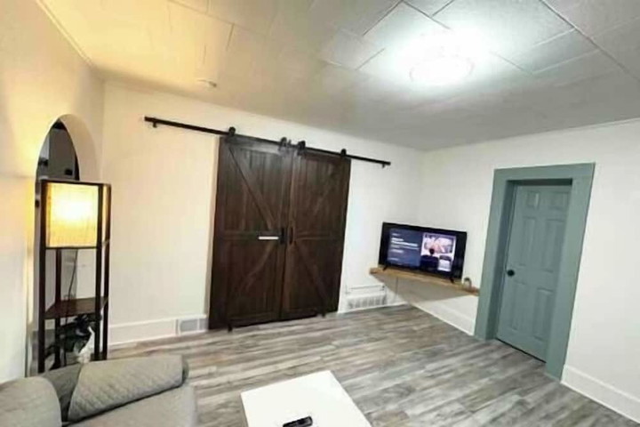 1127 / Downtown Dubuque, First Floor, Free Parking - Dubuque, IA