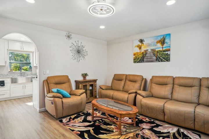 Bright, Beautiful Modern Home Minutes From Warm Mineral Springs And Beaches - North Port, FL