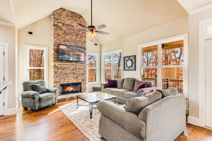 Fabulous Cove And Location! Spacious 5 Br/4.5 Ba, Outdoor Kitchen & Fire Pit - Gainesville, GA