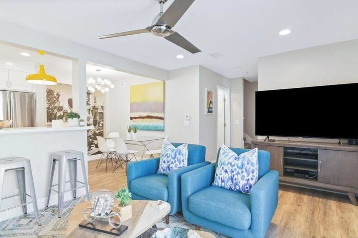 Newly Renovated Condo, Closest Walk To Theme Parks - Pools & Hot Tub On-site - Anaheim, CA