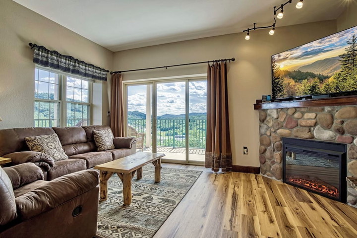 Free Dollywood Ticket  Big Bear Lodge 5005  Remodeled 2bd/2ba  Pools  View - Townsend, TN