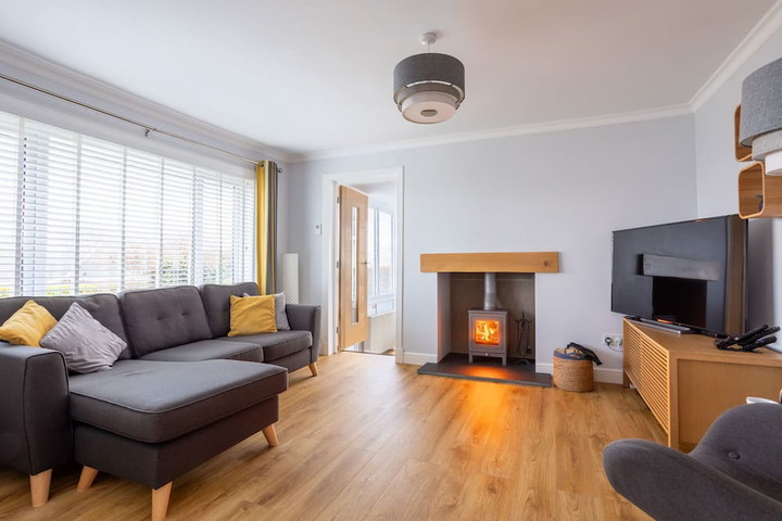 Tamarisk : Coastal 2-bed Bungalow With Sea Views In Moelfre | Managed By Anglesey Holiday Lettings - Benllech