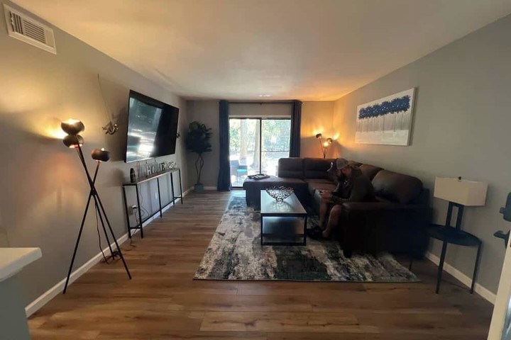 2 Bed/ 2 Bath Condo * Private Fenced Yard * Dog Friendly * King Bed Suite * Spacious At 1,000 Square Feet - Milton, FL