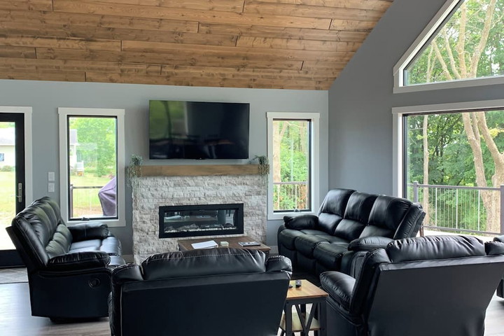 Cedar Lake Property On The Water With In-ground Pool. - Nashua, IA