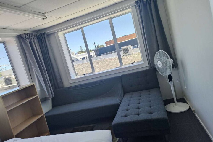 6 Beds Including 1 Dbl Bed, 1 Single Bed, 4 Singgle Sofa Bed In 1 Room & 1 Lounge - Auckland