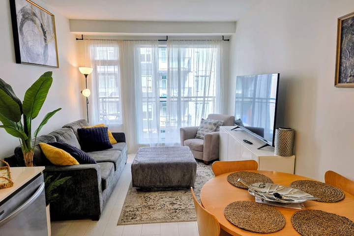 Central Surrey Gem  Steps From Skytrain, Dining & Groceries - Surrey