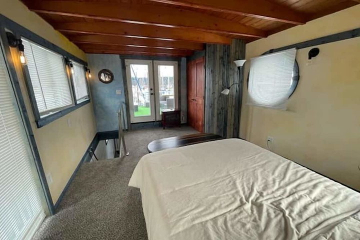 Delightful 1- Bedroom Floating Home W Free Parking - Olympia, WA