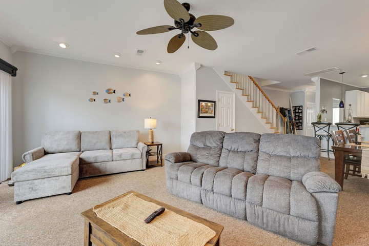 Fully Equipped Spacious Lakeside Townhouse - North Charleston, SC