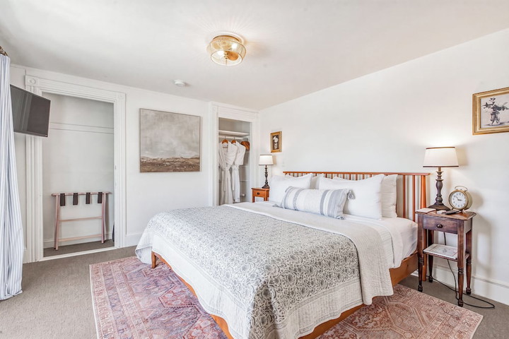 Boothbay Harbor: Room 11, Admiral's Quarters Inn, King With Private Balcony - Boothbay Harbor, ME