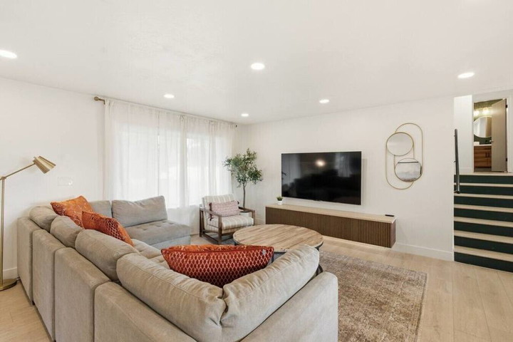 Upper Grove | Remodeled 4br | Firepit & Yard - Orem, UT