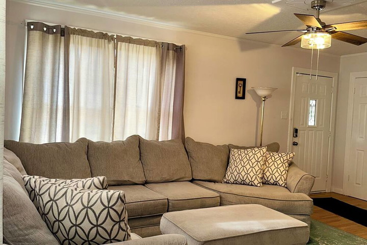 Stylish 3 Bedroom 2.5 Bath Courtyard - North Little Rock, AR