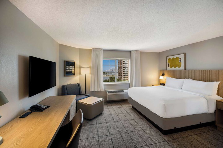 Easy Access To Local Attractions! Unit W/ Full Kitchen, On-site Parking! - New York City