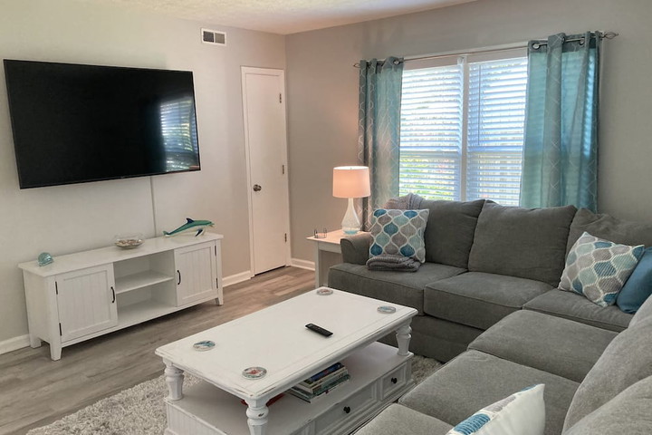 Just Renovated!! Landscaped Cottage / Townhome 2br / 2ba, One Mile From Beach - South Carolina
