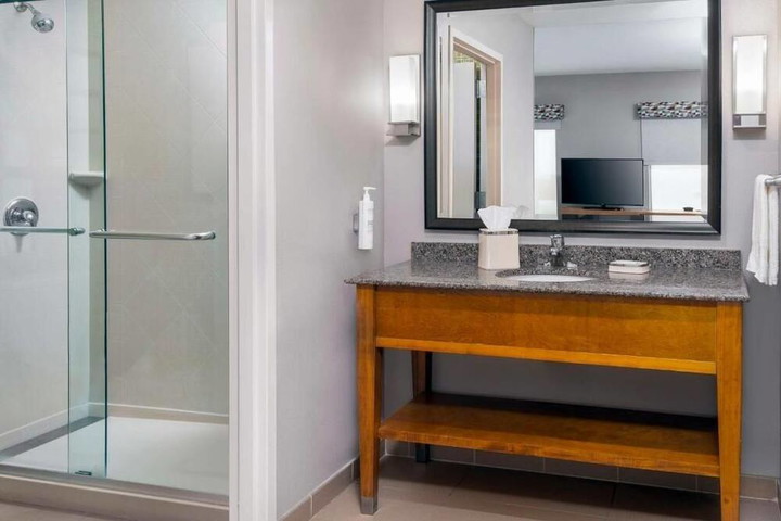 Modern Room Near Claytons Charming Bars & Eateries - Explore St. Louis Zoo - Clayton, MO