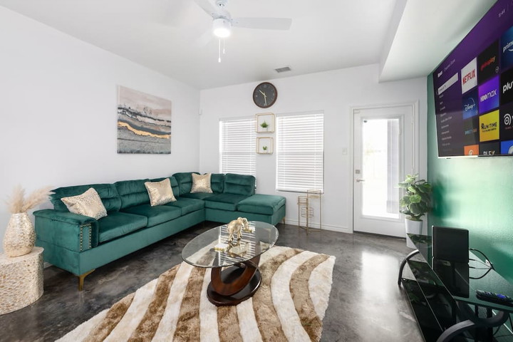 Contemporary-3 Bedroom-rooftop In The Heart Of Downtown Conroe - Conroe, TX