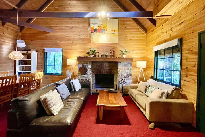 Holly Lodge | Two-storey Cedar Chalet, 4 Bedroom, 2 Bathroom, Fireplaces, Bbq, Near Hydro Majestic - Blackheath