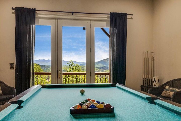 Panoramic Mountain Retreat Sleeps 10 Hot Tub 4 Fireplaces Waterfalls Nearby - Bryson City, NC