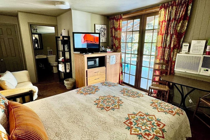 Cozy Couples Cabin New Braunfels, On Lake Dunlap - New Braunfels, TX