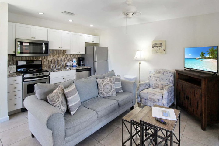Sanibel Island Retreat With Private Beach - Pet Friendly - Signal Inn 10 - Sanibel, FL