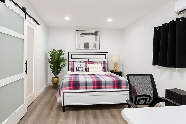 6 Minutes To The Casino! Private Clean Suite Getaway | Work & Relax In Style - Windsor, ON, Canada