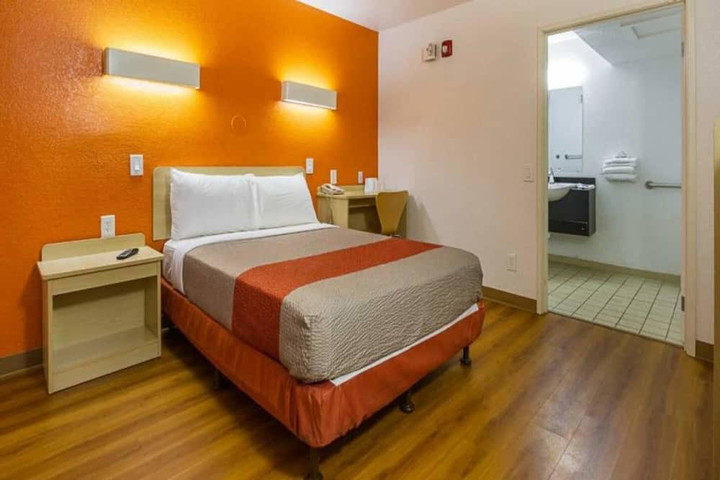1 Queen Bed | Mini Fridge - Mesa, AZ
