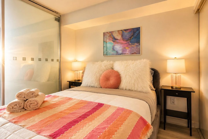 Lakeview 2br Steps To Cn Tower | Parking - Toronto